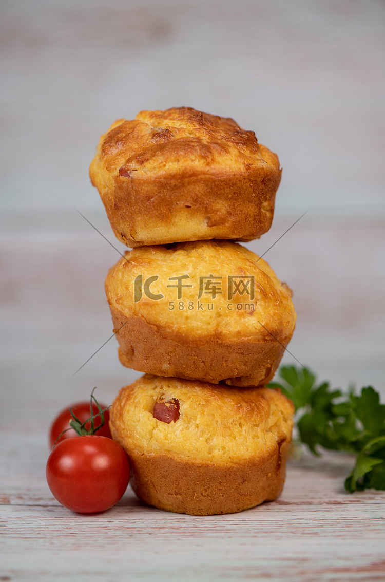 蓝色背景中带火腿和奶酪的美味松饼高清摄影大图-千库网