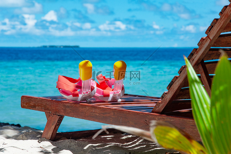 情侣粉红色游泳面具的浪漫概念高清摄影大图-千库网