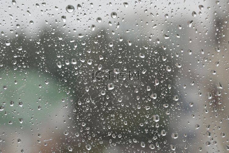 雨滴落在窗户上，下雨天高清摄影大图-千库网