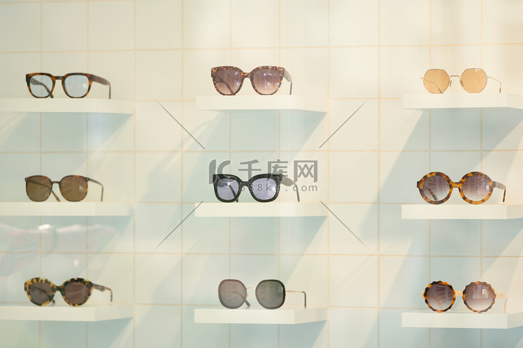 由眼镜店展示的时尚眼镜架组成的眼镜展商高清摄影大图-千库网