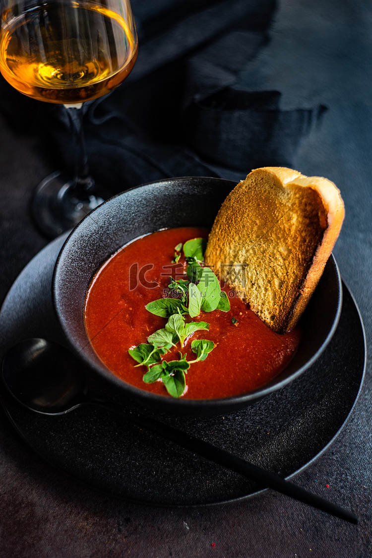 黑碗西班牙凉菜汤汤高清摄影大图-千库网