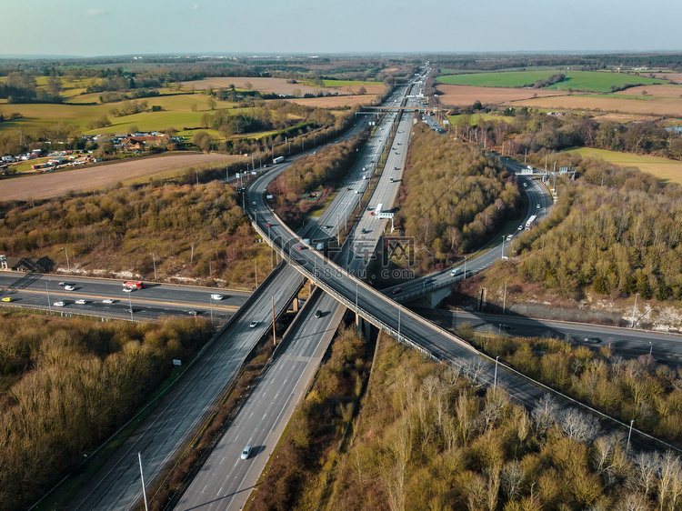 英国高速公路 M25 和 M1 高速公路交汇处鸟瞰图高清摄影大图-千库网