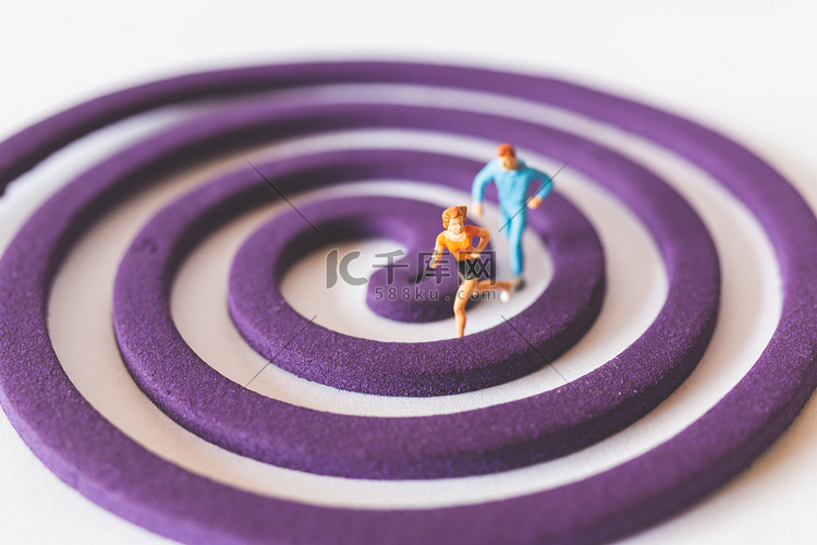 微型人：在紫色领域的夫妇Runnig高清摄影大图-千库网