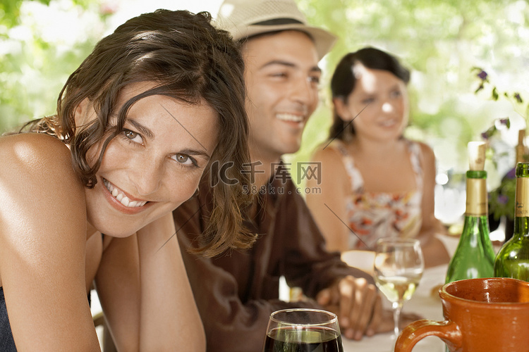 美丽的年轻女子与朋友在派对上享用饮品的肖像高清摄影大图-千库网