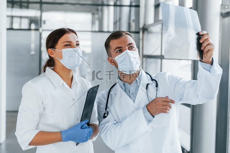 忙碌了一天。高清摄影大图-千库网