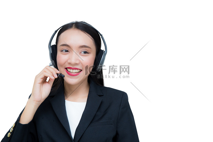 美丽的亚洲女人微笑着在 headse 上谈论客户服务高清摄影大图-千库网