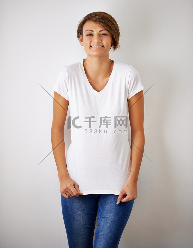 看我穿着你的 copyspace。高清摄影大图-千库网