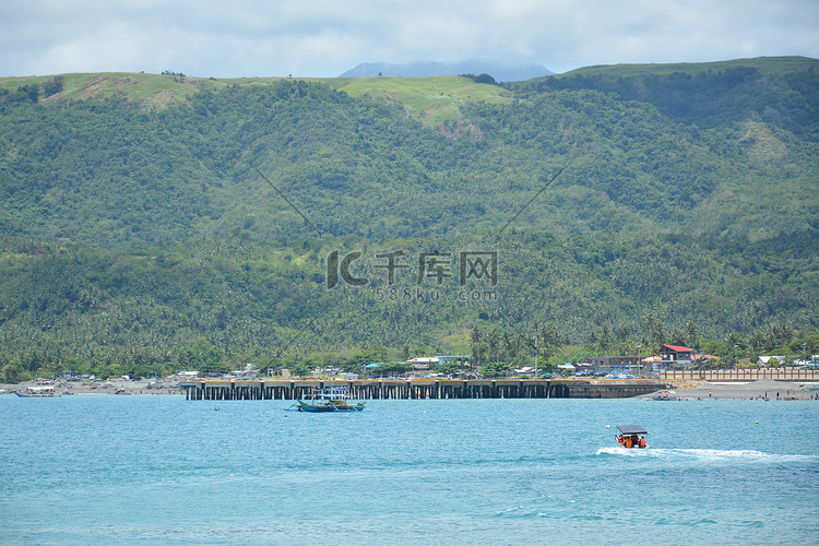 菲律宾奥罗拉的山景和海景船高清摄影大图-千库网