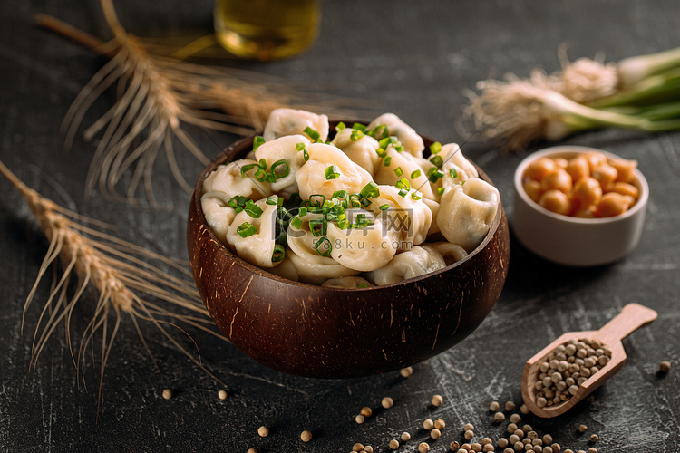 俄罗斯饺子 pelmeni 配葱高清摄影大图-千库网