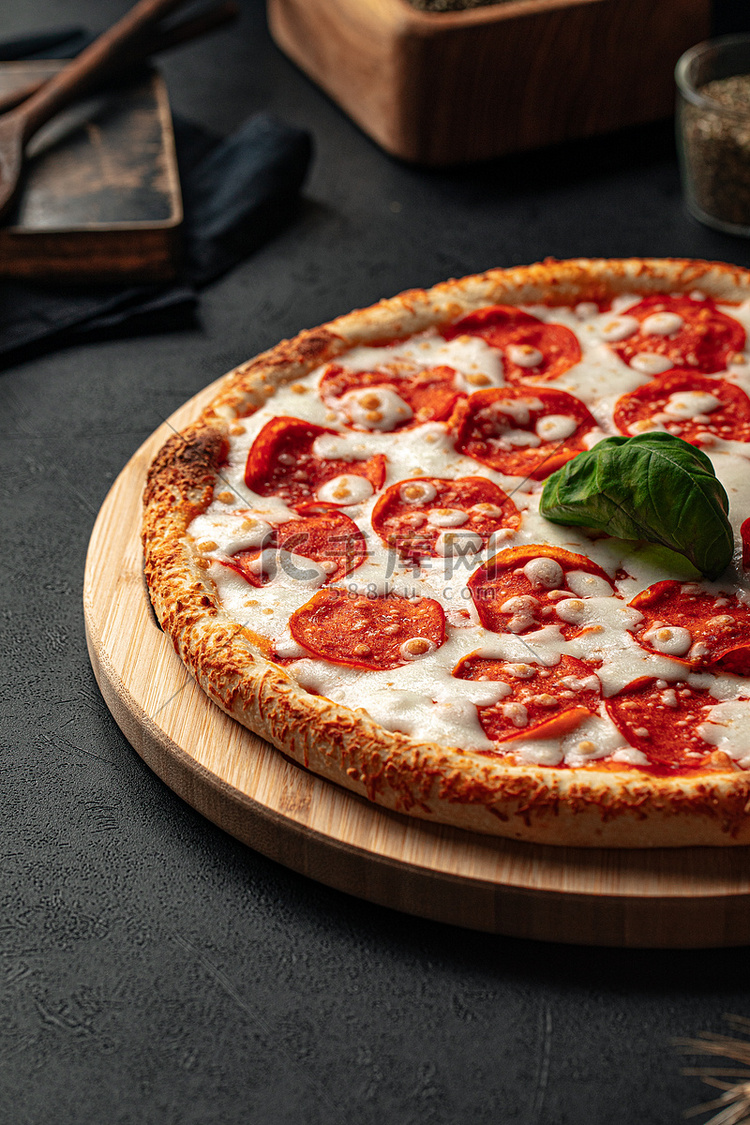 新鲜比萨意大利辣香肠配奶酪和罗勒高清摄影大图-千库网
