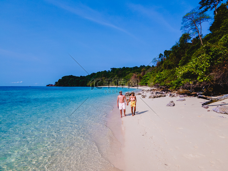 一对夫妇在泰国 Koh Kradan 岛的海滩散步高清摄影大图-千库网