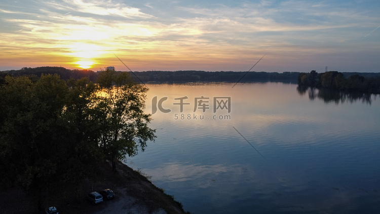 意大利 Monticelli DOngina Piacenza 日落时的 Po 河风景鸟瞰图高清摄影大图-千库网
