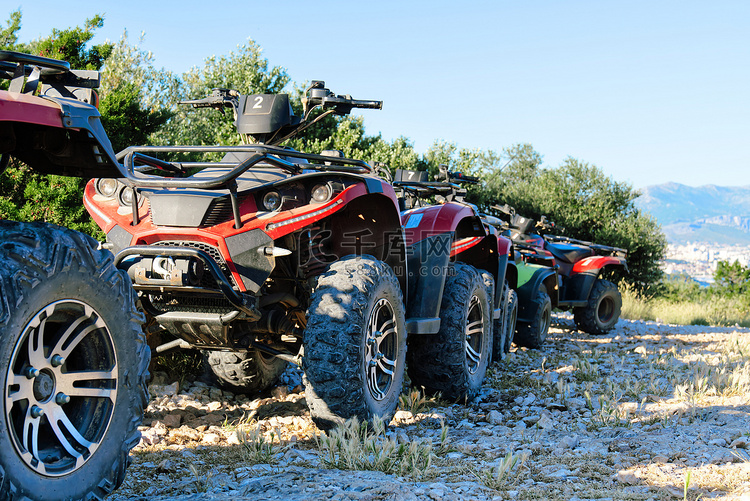 停放 ATV 和 UTV，山路。高清摄影大图-千库网