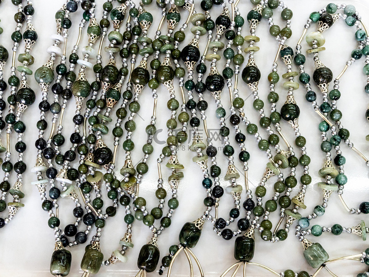 纪念品店里有许多用石头制成的珠宝高清摄影大图-千库网