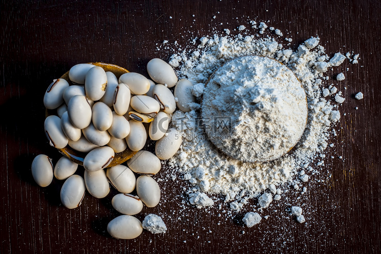 Ayurvedic 草药 kuanch、cowhage、Mucuna pruriens 粉装在棕色盘子里，生 kuanch 用于治疗早泄、勃起 ...