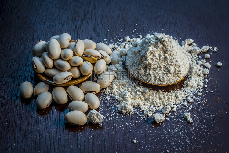 Ayurvedic 草药 kuanch、cowhage、Mucuna pruriens 粉装在棕色盘子里，生 kuanch 用于治疗早泄、勃起 ...