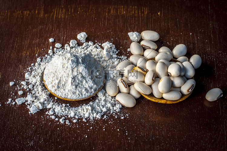 Ayurvedic 草药 kuanch、cowhage、Mucuna pruriens 粉装在棕色盘子里，生 kuanch 用于治疗早泄、勃起 ...