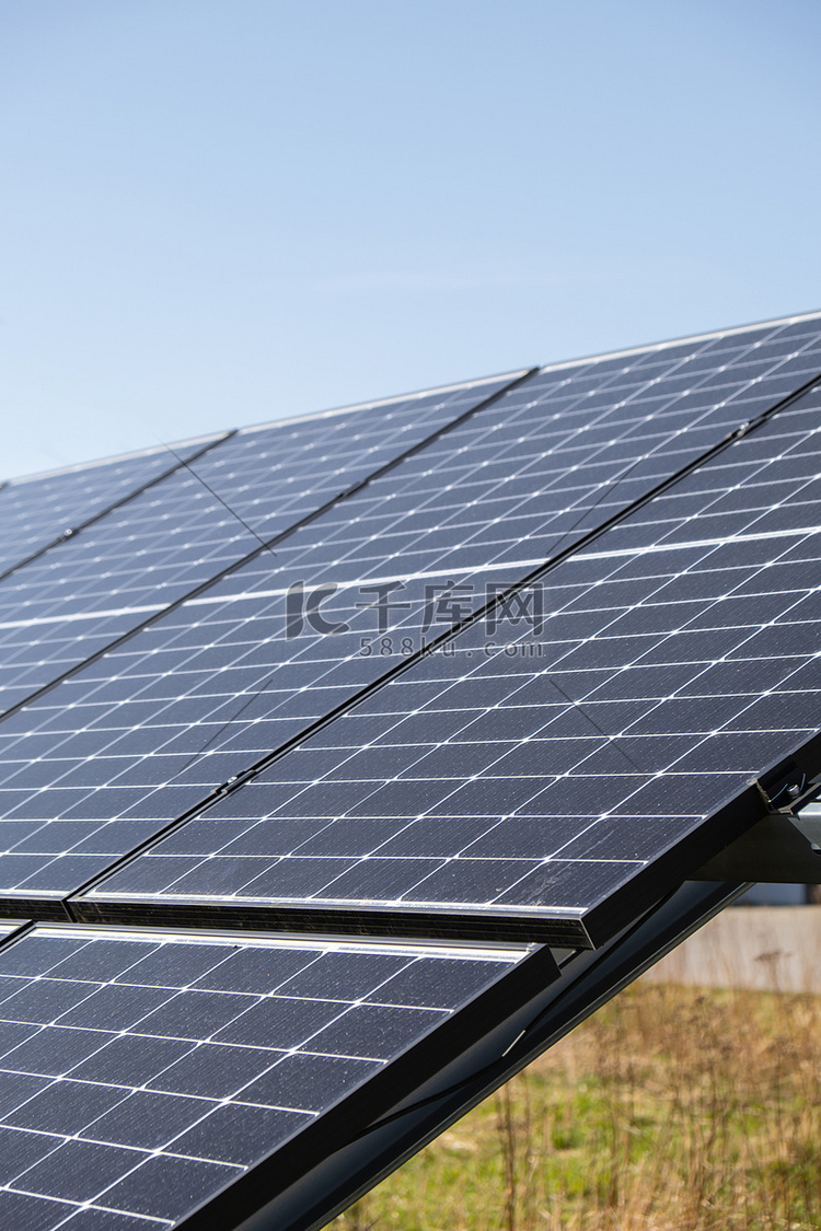 带太阳能电池板的新型生态房屋 传统能源的替代品。高清摄影大图-千库网