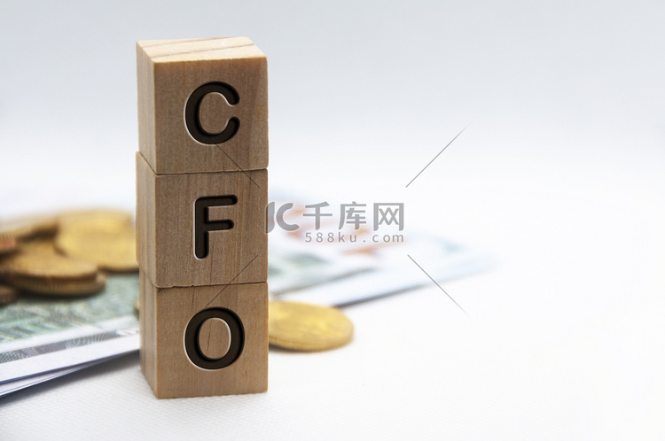 首席财务官-CFO 文本刻在木块上，带有可定制的文本空间。高清摄影大图-千库网