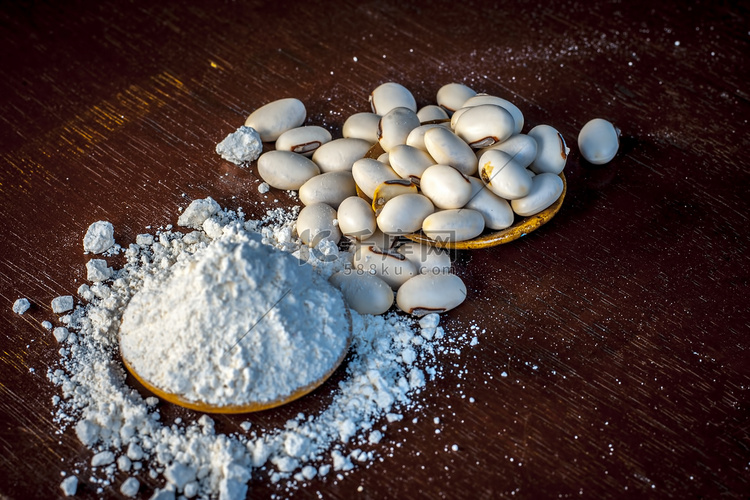 Ayurvedic 草药 kuanch、cowhage、Mucuna pruriens 粉装在棕色盘子里，生 kuanch 用于治疗早泄、勃起 ...