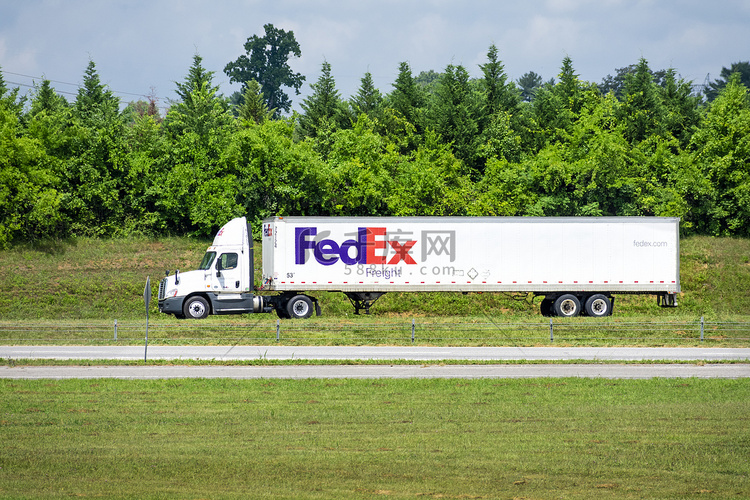 FedEx 18-Wheeler 在田纳西州运送货物（社论）高清摄影大图-千库网