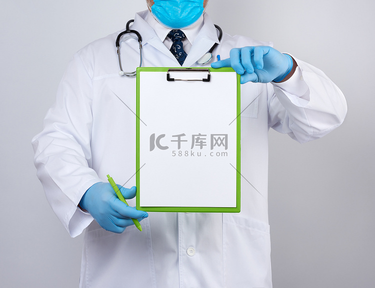 一件白色医疗外套和蓝色乳汁手套的男性医生拿着高清摄影大图-千库网