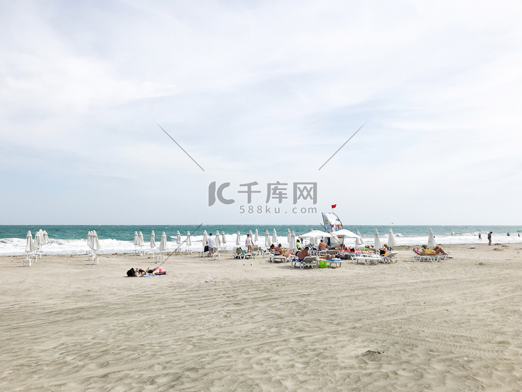 保加利亚 Pomorie - 2019 年 9 月 12 日：人们在海滩上放松。高清摄影大图-千库网