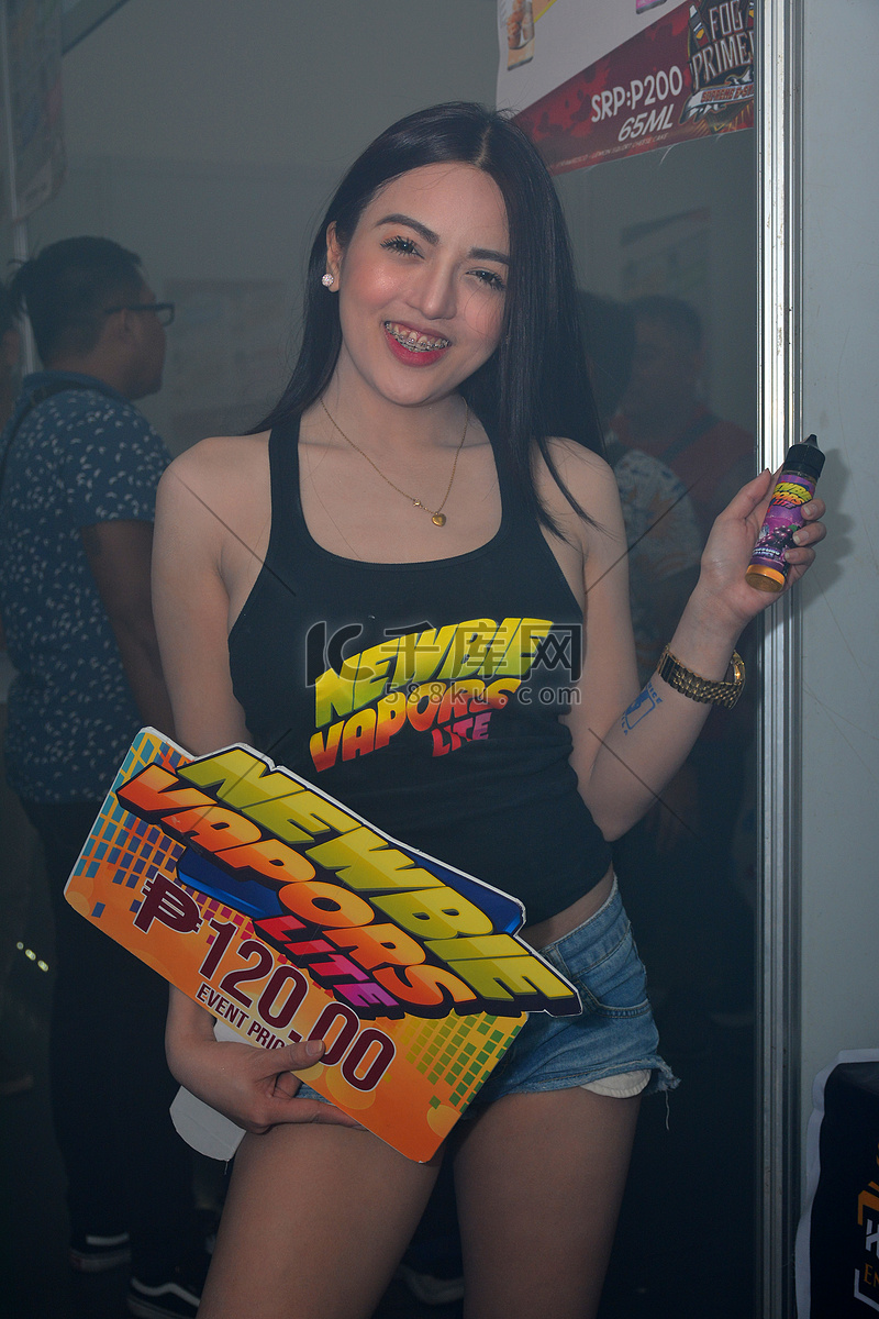 新手 Vapors Lite 女模特在 Phili 帕西格的 Vapin Wheels高清摄影大图-千库网