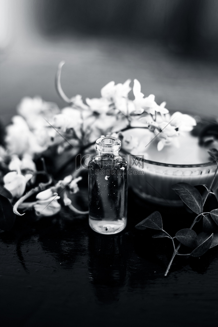 草药和花卉精华或浓缩物，由辣木 Nimmo 制成，也被称为 Kadvo Saragvo，Konkan Moringa，装在玻璃瓶中，放在木质 ...