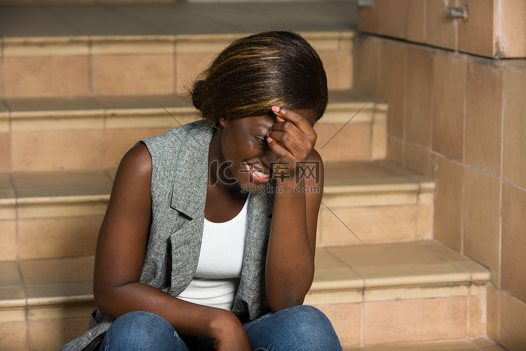 非洲女孩的肖像，快乐。高清摄影大图-千库网