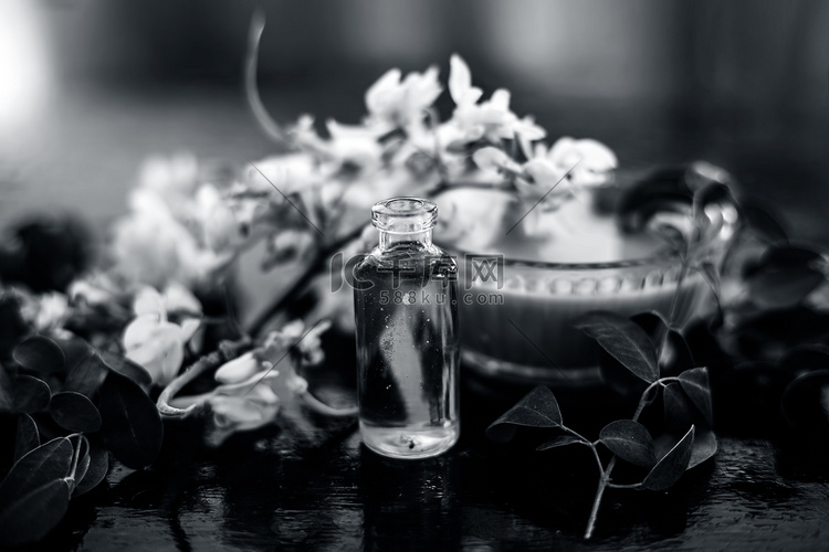 草药和花卉精华或浓缩物，由辣木 Nimmo 制成，也被称为 Kadvo Saragvo，Konkan Moringa，装在玻璃瓶中，放在木质 ...