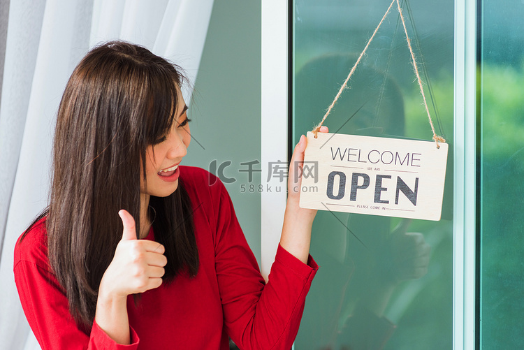 女人微笑着竖起大拇指表示好兆头她注意到标志 w高清摄影大图-千库网