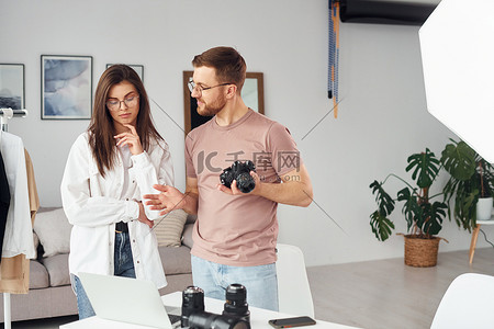 摄影师白天在他们的工作室里工作高清摄影大图-千库网