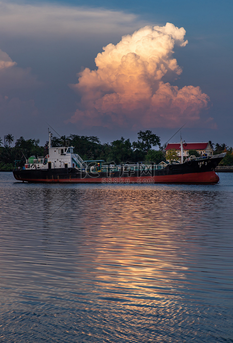 在湄南河和 D 中间停放的货船高清摄影大图-千库网