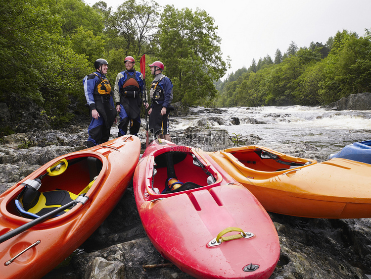 三名在河边划皮划艇的男子肖像高清摄影大图-千库网