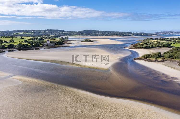 爱尔兰多尼戈尔郡 Creeslough 的 Castle Dow 和 Sheephaven Bay 的鸟瞰图高清摄影大图-千库网