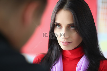 年轻女人自信地看着男人特写高清摄影大图-千库网