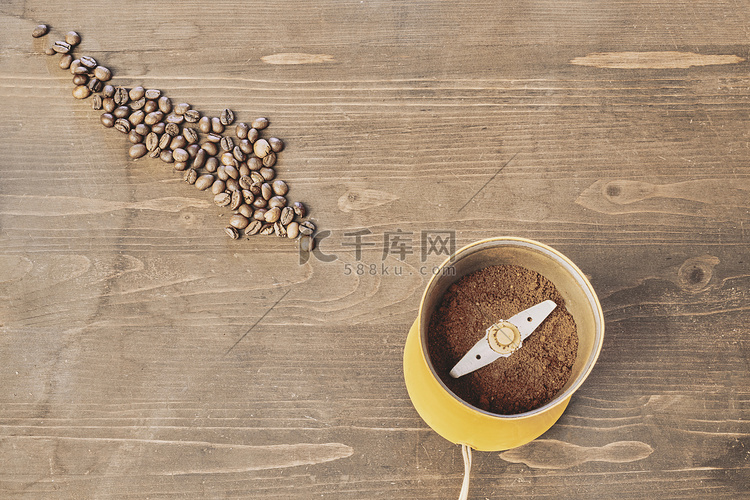 在木桌上放着烤豆的咖啡研磨机的俯视图高清摄影大图-千库网