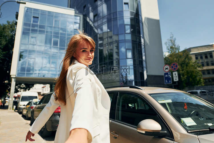 在背景的企业大厦。高清摄影大图-千库网