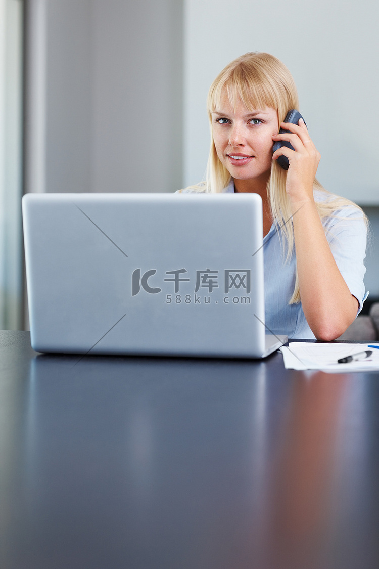 女人忙于她的工作。高清摄影大图 千库网