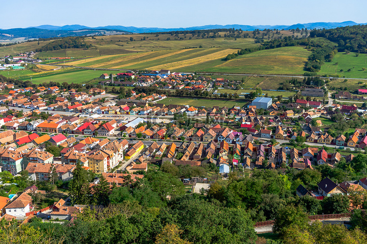 2021 年罗马尼亚 Rupea 镇中心的鸟瞰图，包括山丘、建筑物、街道、植被和周围环境高清摄影大图-千库网