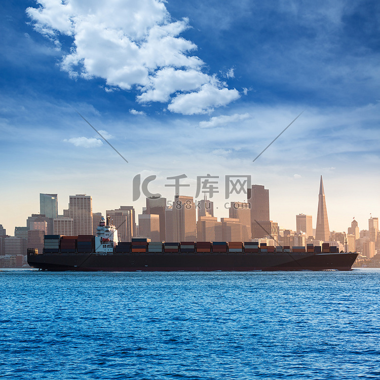 旧金山天际线与 Califor 的商船巡航湾高清摄影大图-千库网