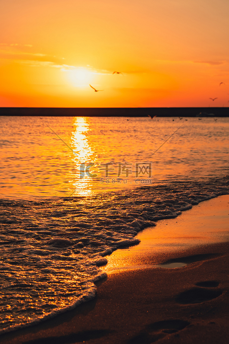 日落时阳光在海面上的反射。高清摄影大图-千库网
