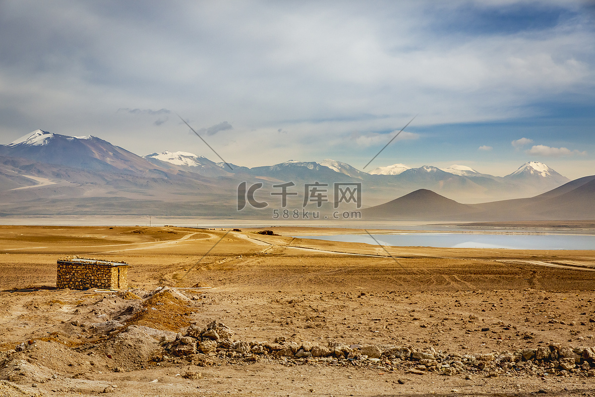 玻利维亚波托西地区的 Altiplano 火山景观，有湖泊和山谷高清摄影大图-千库网