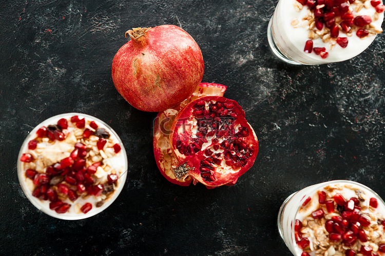 从 muesli，yogh 美味健康的自制甜点的顶部视图高清摄影大图-千库网