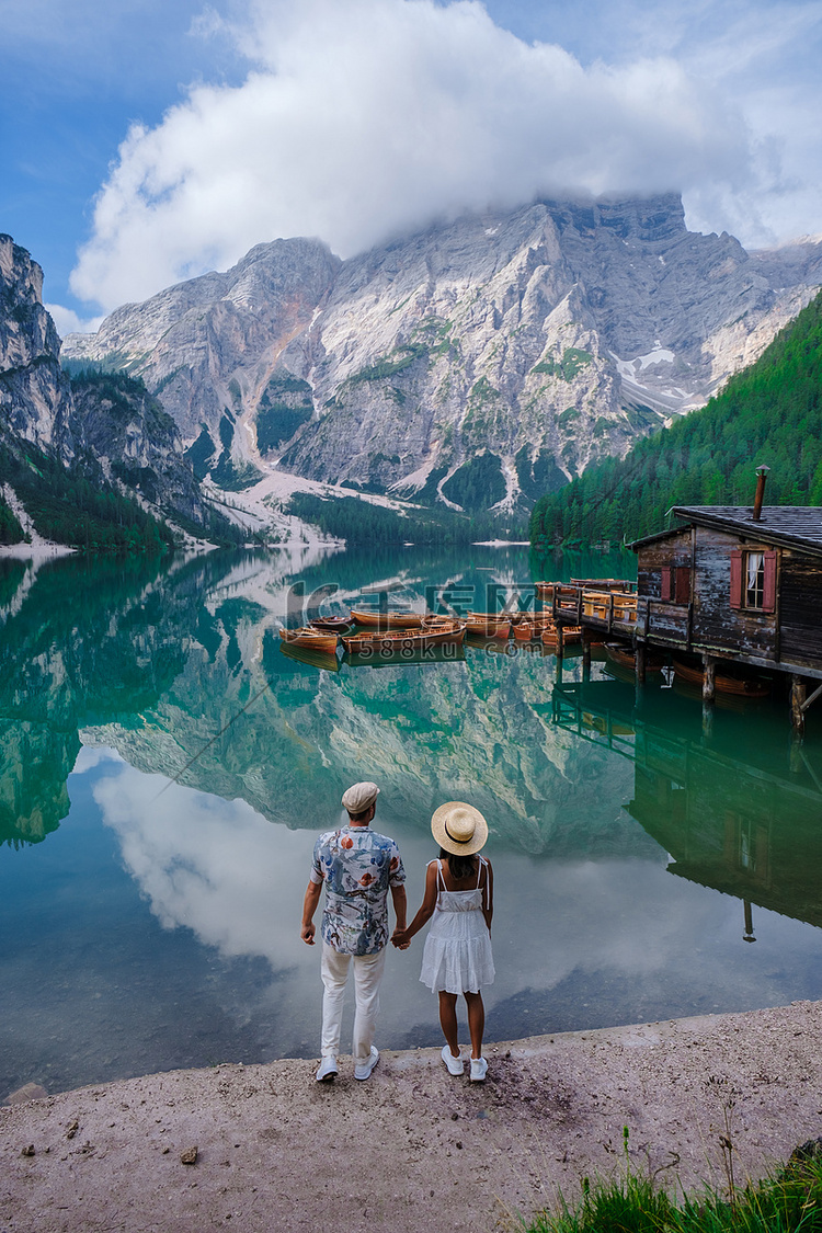 意大利 Lago Di Braies 湖山、Pragser Wildsee South Tyrol Dolomites 的情侣男女高清摄影大图-千库网
