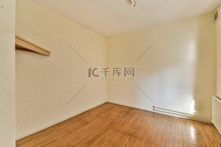 有木地板和白色墙壁的一个空的房间高清摄影大图-千库网