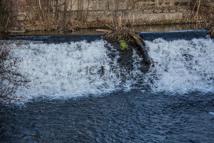 河水冲下堤坝并起泡沫高清摄影大图-千库网