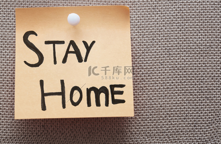 布告栏上贴有 Stay Home 文字的不干胶条高清摄影大图-千库网