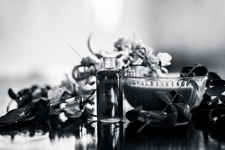 草药和花卉精华或浓缩物，由辣木 Nimmo 制成，也被称为 Kadvo Saragvo，Konkan Moringa，装在玻璃瓶中，放在木质 ...